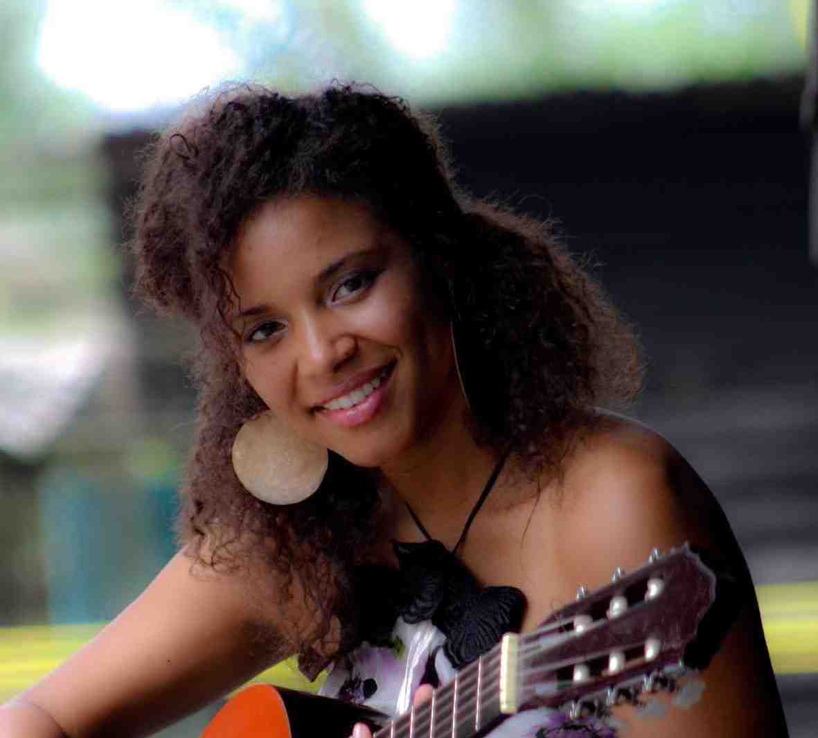 Syssi Mananga sort « Juste un peu... » | Music In Africa